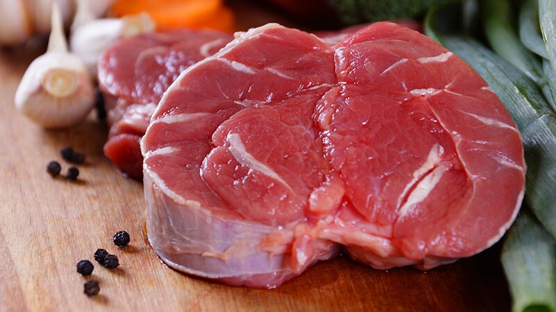 Viel rotes Fleisch auf dem Teller, häufiger Typ-2-Diabetes