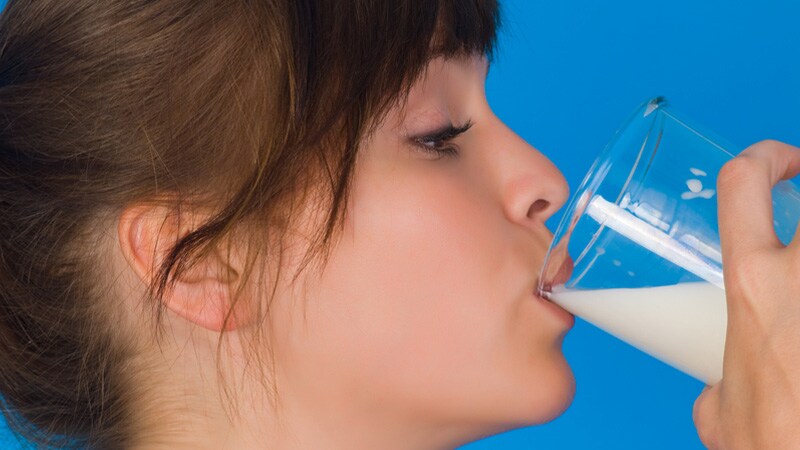 Frauen, die viel Milch trinken, haben häufiger Herzleiden – warum nur?