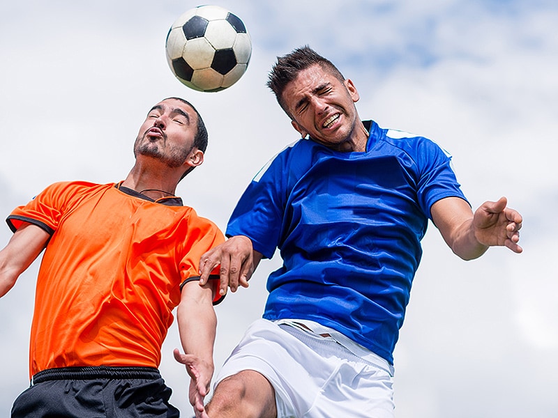 El remate de cabeza en el fútbol está vinculado a síntomas neurológicos
