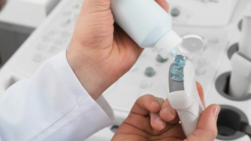 Bajo presión, médico italiano hace cribado mediante ecografía