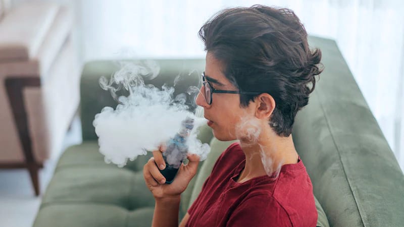 El vapeo de marihuana es más común entre los adolescentes hispanos
