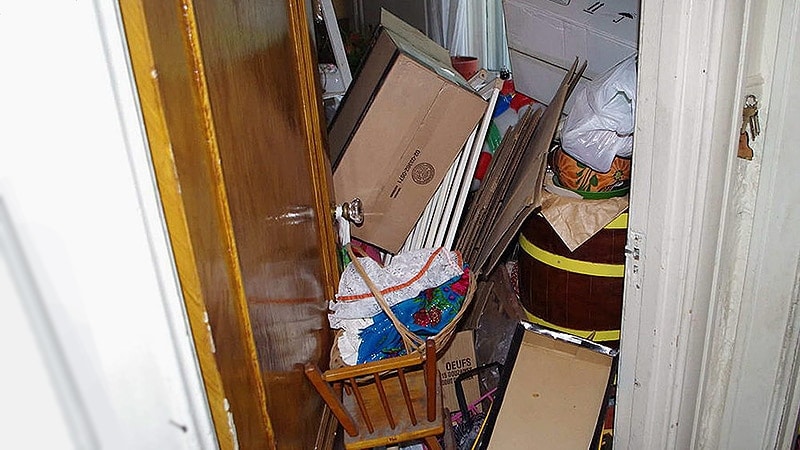 Los efectos mentales de crecer con una persona acumuladora