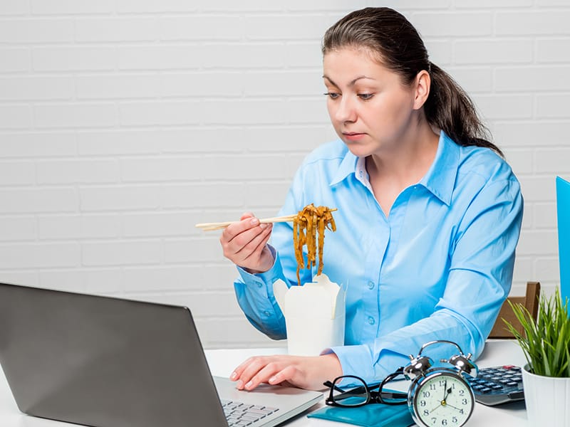 Manger plus lentement pour mieux contrôler son poids