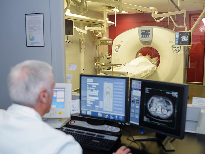 Syndrome coronarien aigu: peut-on retarder un examen par coronarographie?
