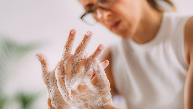 Cas clinique : anxiété et lésions érythémateuses sur les mains