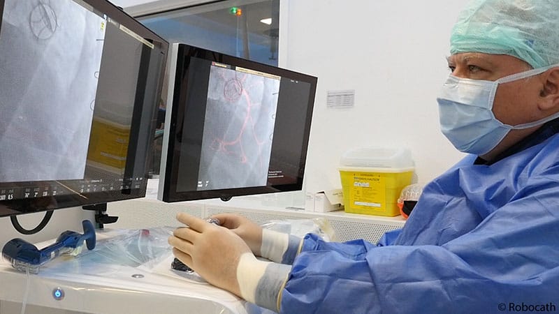 Syndrome coronaire: le robot français R-One prêt pour assister l ...