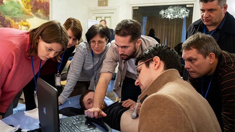Formation à la médecine de guerre en Ukraine : interview du Pr Raphaël ...
