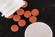 Feldene (piroxicam) dosing, indications, interactions, adverse effects ...