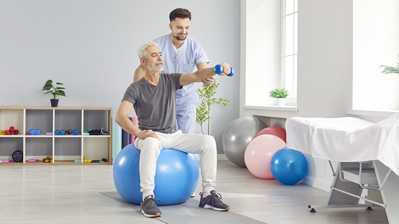 Infarctus du sujet âgé : vers une réadaptation cardiaque multidomaine