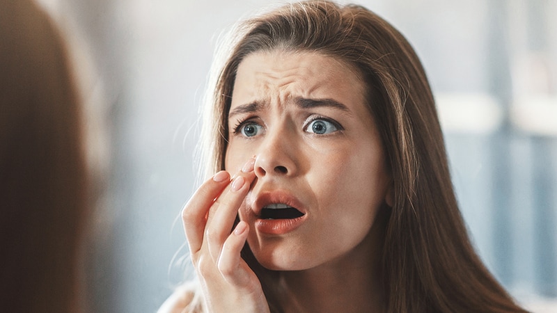 Cas clinique : Acné unilatérale, cherchez le mobile