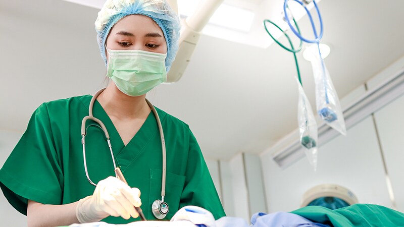 Est-il impératif de fixer les plaques lors d’une cure d’éventration