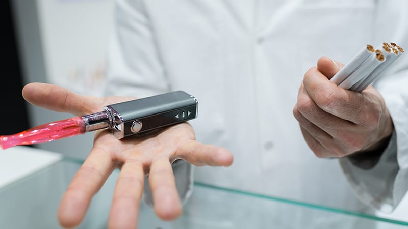 Vapoter et fumer : faire fausse route vers le sevrage